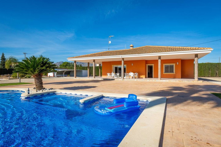 Villa ∙ 3 Bedrooms ∙ 8 Guests - Albatera