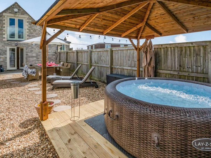 House ∙ 2 Bedrooms ∙ 4 Guests - Bath