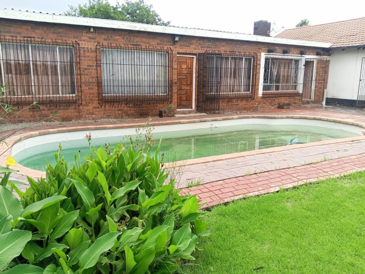 Private Room ∙ 3 Bedrooms ∙ 9 Guests - Katlehong