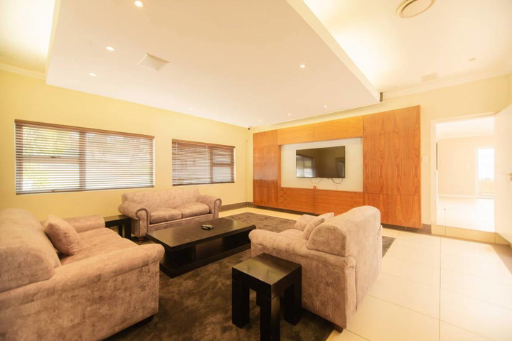 5000 M² Villa ∙ 5 Bedrooms ∙ 10 Guests - Sandton
