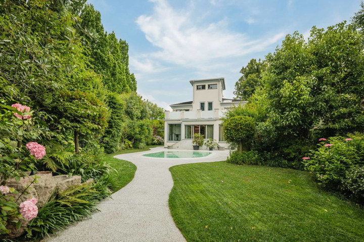 300 M² Villa ∙ 3 Bedrooms ∙ 7 Guests - Garda