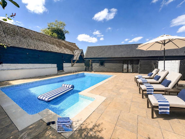 Cottage ∙ 6 Bedrooms ∙ 12 Guests - Colchester