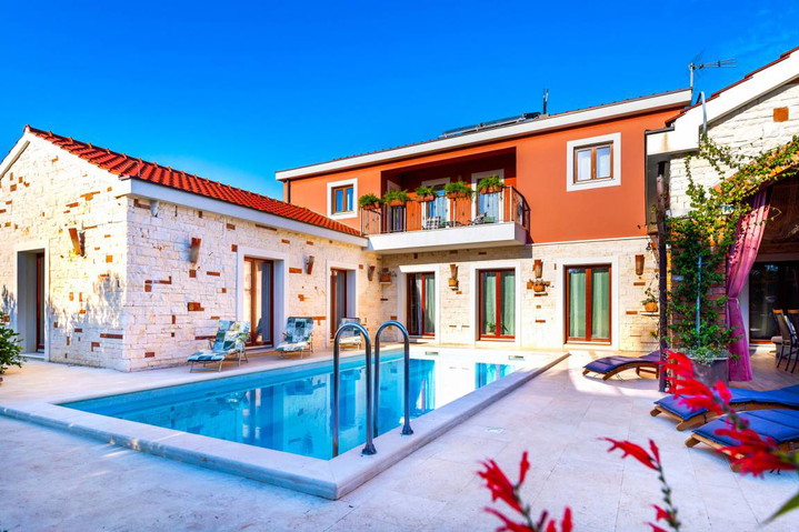 260 M² Ferienhaus ∙ 3 Schlafzimmer ∙ 8 Gäste - Šibenik