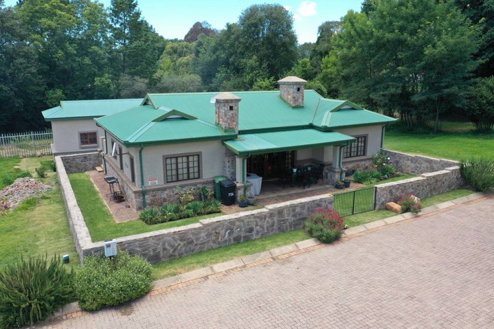 200 M² House ∙ 2 Bedrooms ∙ 4 Guests - Dullstroom