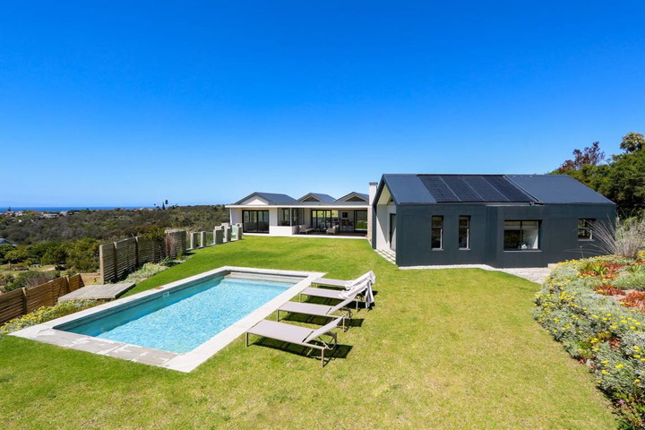 Villa ∙ 6 Bedrooms ∙ 12 Guests - Plettenberg Bay