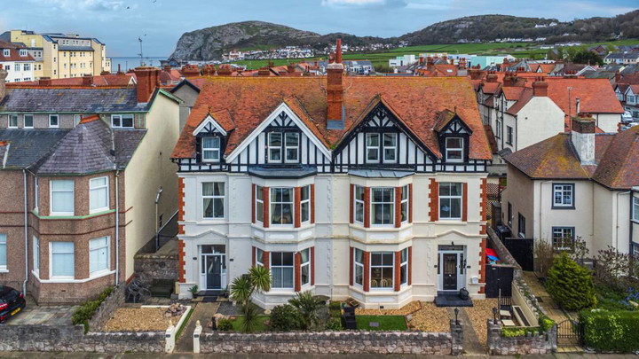 Cottage ∙ 8 Bedrooms ∙ 19 Guests - Rhos on Sea