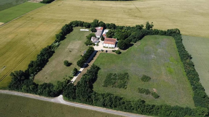 240 M² Gîte ∙ 9 Chambres ∙ 20 Personnes - Marans