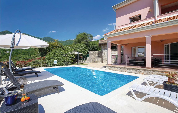 312 M² House ∙ 5 Bedrooms ∙ 10 Guests - Opatija
