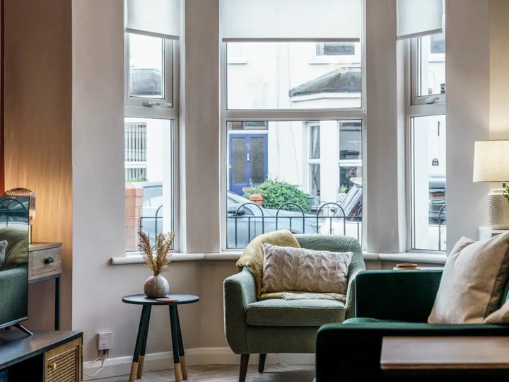 93 M² House ∙ 2 Bedrooms ∙ 4 Guests - Belfast