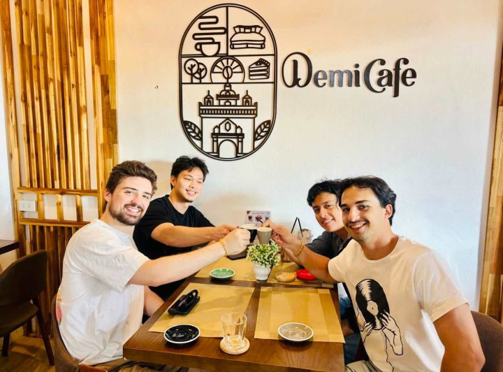 Demi Cafe And Hostel - Vientiane