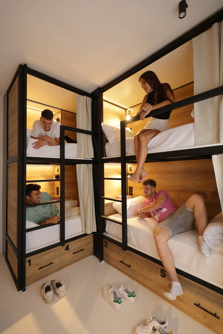 Black And White Hostel - Palamós
