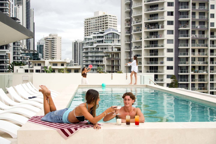 Bounce Surfers - Surfers Paradise