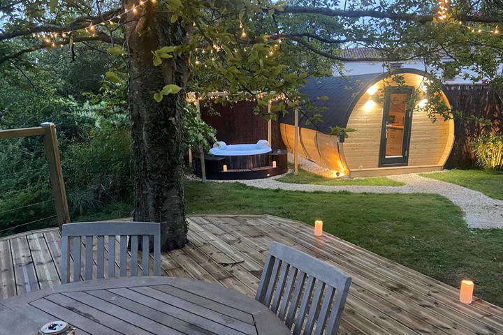 Tonneau Insolite Et Spa Dans Le Vignoble Nantais - Vallet