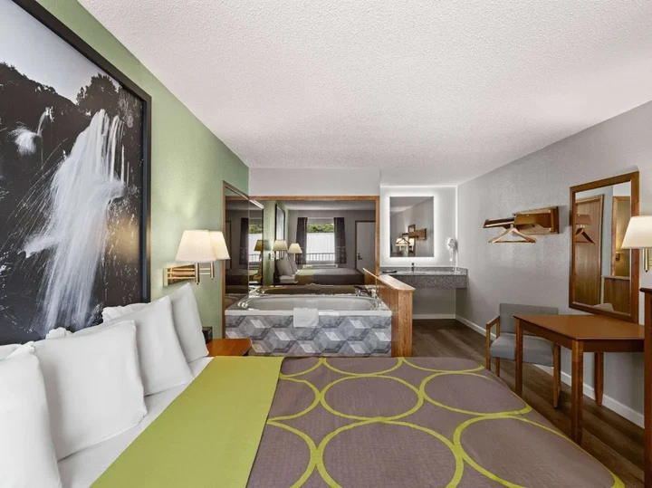 Super 8 By Wyndham Branson / Shepherd Of The Hills Exwy - Branson, MO