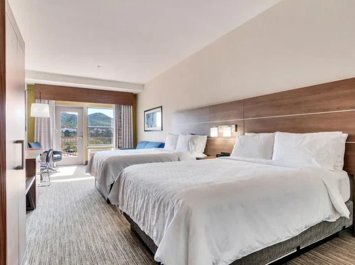 Holiday Inn Express & Suites Lake Elsinore By Ihg - Lake Elsinore, CA