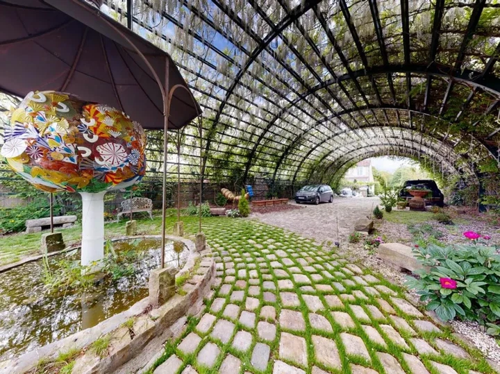 Besharat Gallery & Museum - Fontainebleau