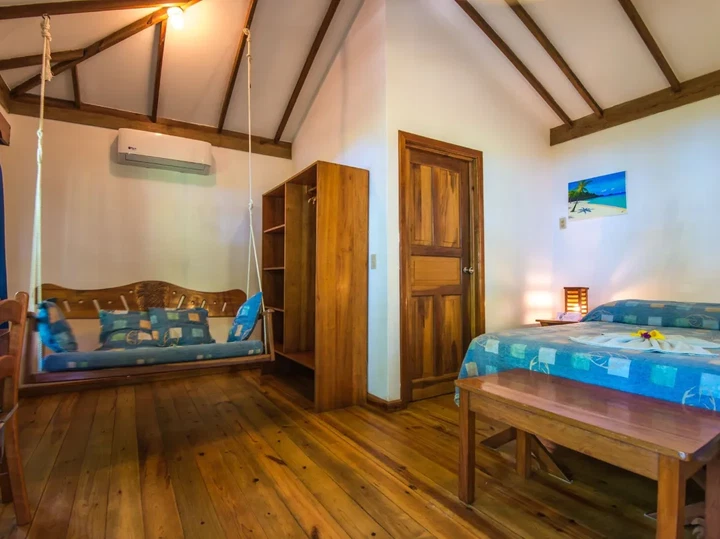 Las Rocas Resort And Dive Center - West Bay