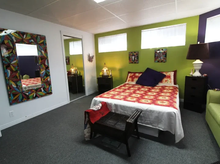 Gandhi Très Grande Chambre Décorée Style Indien Espace Bureau Et Canapé - La Malbaie