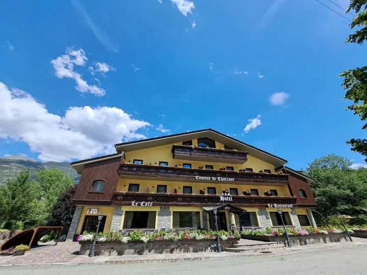 Hotel Comtes De Challant - Fronte Castello Di Fénis - Aosta Valley