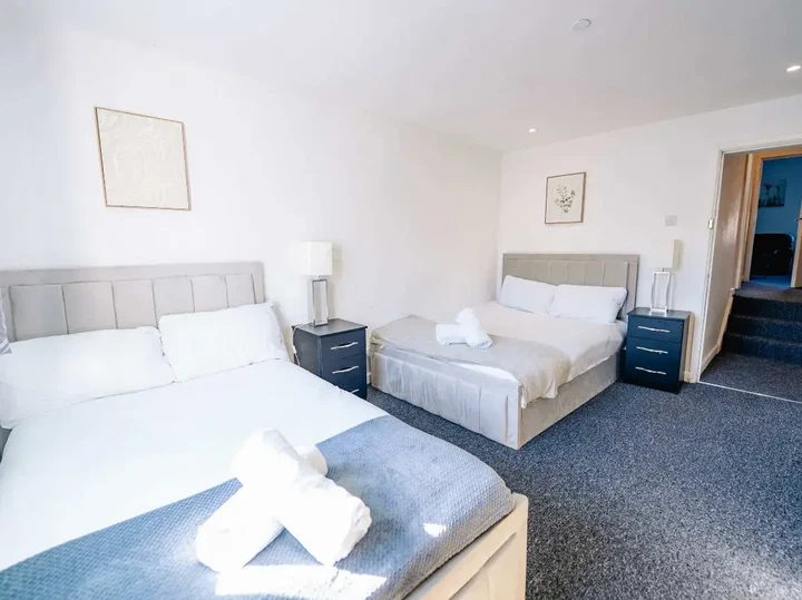 Stylish 2-bed Cardiff Home - Walk To City Centre - Vale of Glamorgan