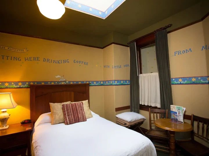 Mcmenamins White Eagle Saloon And Rock & Roll Hotel - Happy Valley, OR