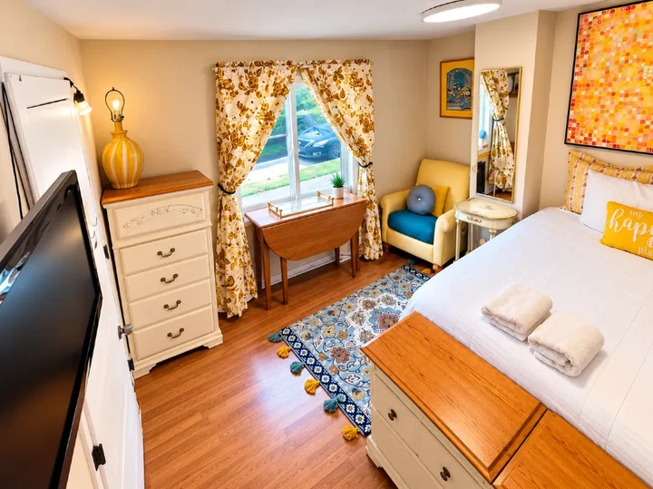 Yellow Room Near Yale - New Haven