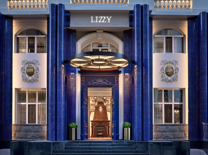 Lizzy • Ritz Hotel On Harbin Central Street - Harbin