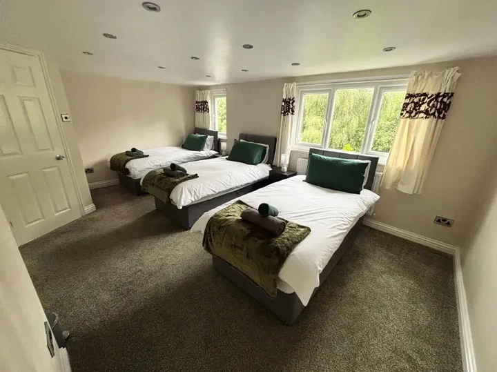 4br 2ba+2wc | Wifi | Driveway | 7 Beds | Bolton - Bolton