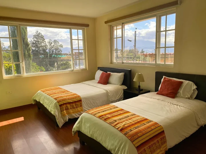 Las Hortensia's Casa De Huespedes - Cerca Del Aeropuerto - Quito