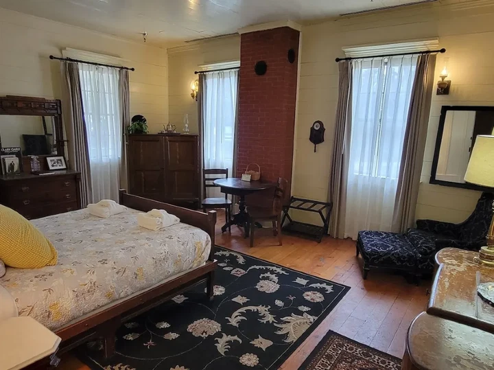 Wolf Creek Inn & Tavern - Oregon
