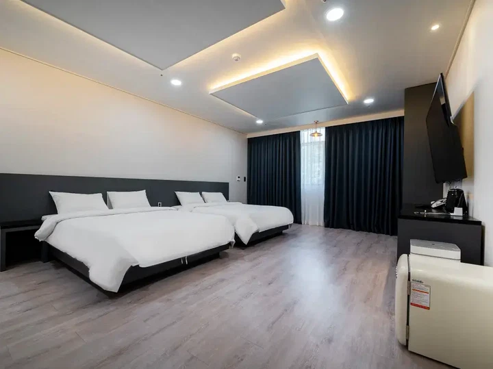 Gangneung Gyeongpodae Jajaknamu - Gangneung