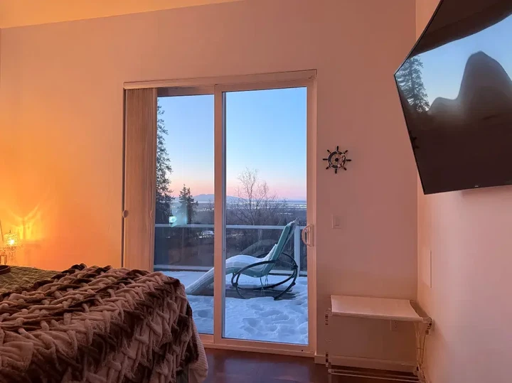 Boreal Sunset Flower Room - 
