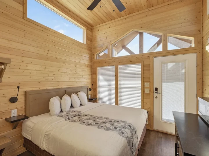 Cozy Tiny Home 2 King Room Sleeps 4 - Page