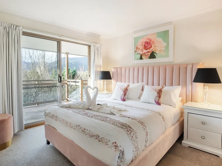 Chestnut Tree Holiday Units - Bright