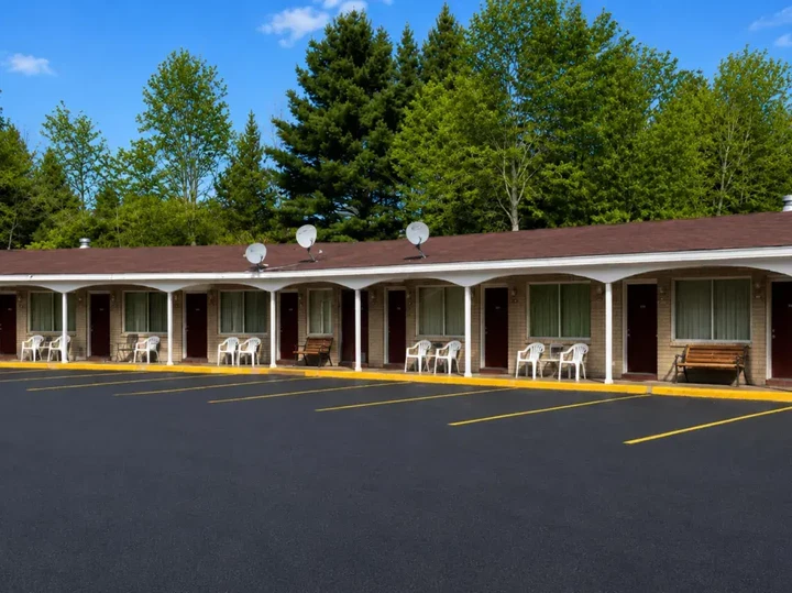 Oyo 187 Skyways Motel - Bracebridge