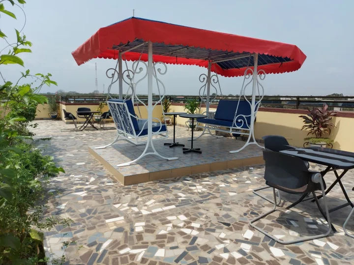 Royal Blue Guest House & Bar - 로메