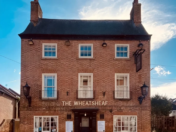 The Wheatsheaf Pub, Kitchen & Rooms - Newark-on-Trent