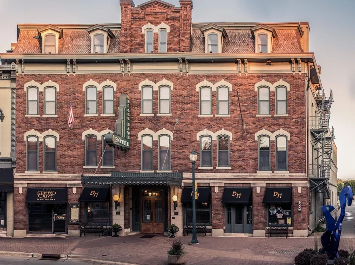The Black Hawk Hotel - Waterloo, IA