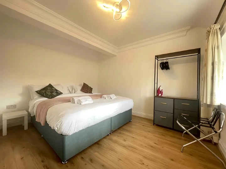 Spacious Stay • Van Parking • Split Beds • A1/m25 - Hertfordshire