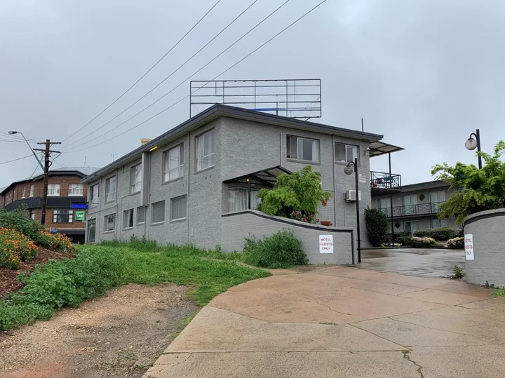 Crest Motor Inn - Canberra