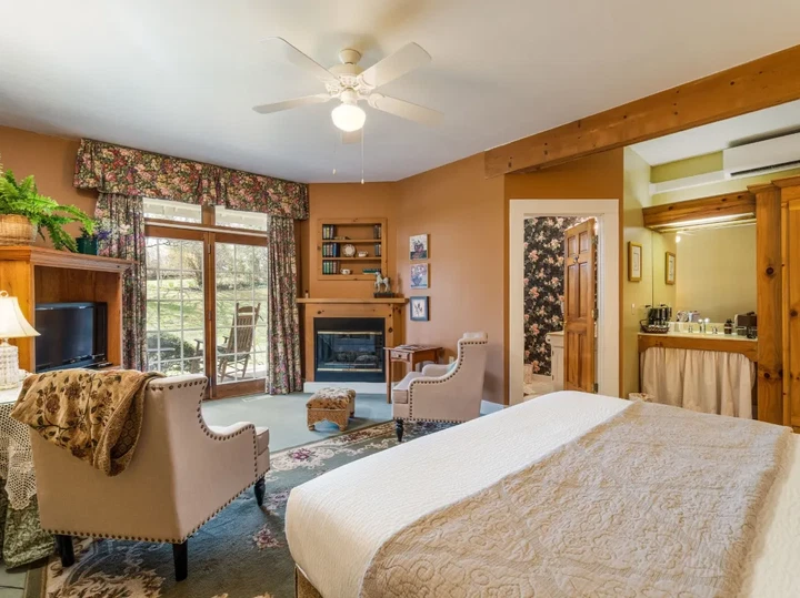 Highland Lake Inn & Resort - Flat Rock - Sierra Nevada
