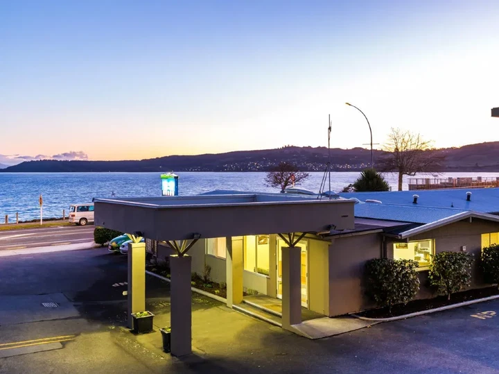 Twin Peaks Lakeside Inn - 타우포
