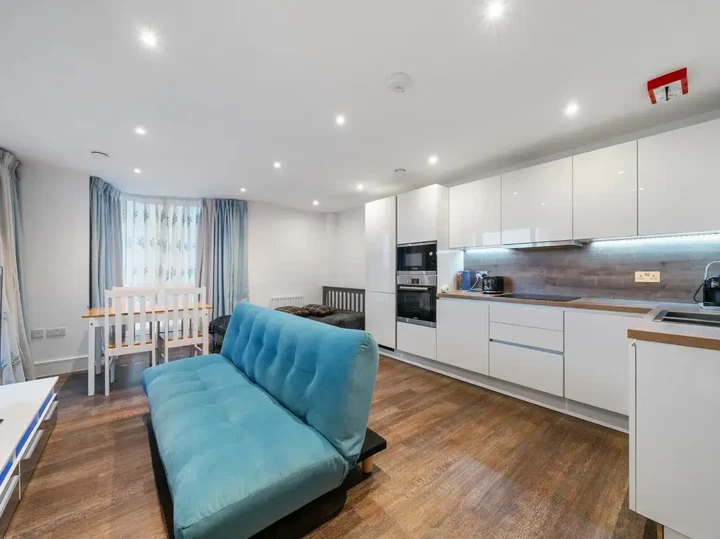 Modern Riverside 1br Retreat · Sleeps 5 · Private Balcony - London