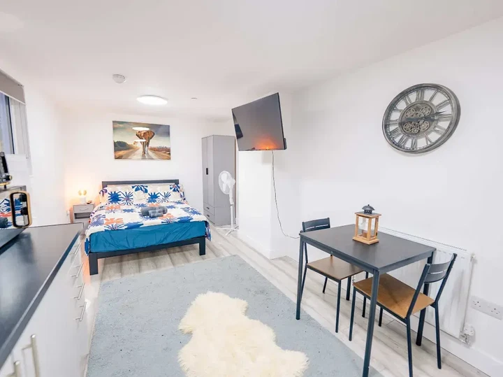 Spacious 9bed Home - 9 En-suites & Large Kitchen - Cardiff