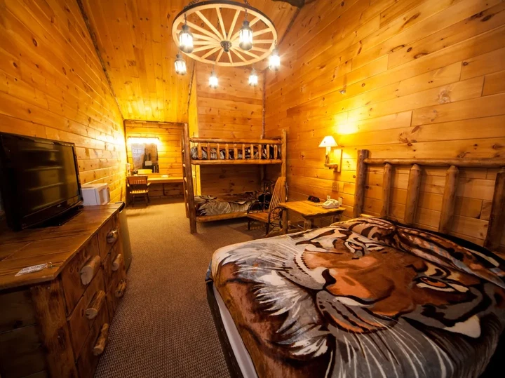 Log Cabin Lodge & Suites - Donegal, PA