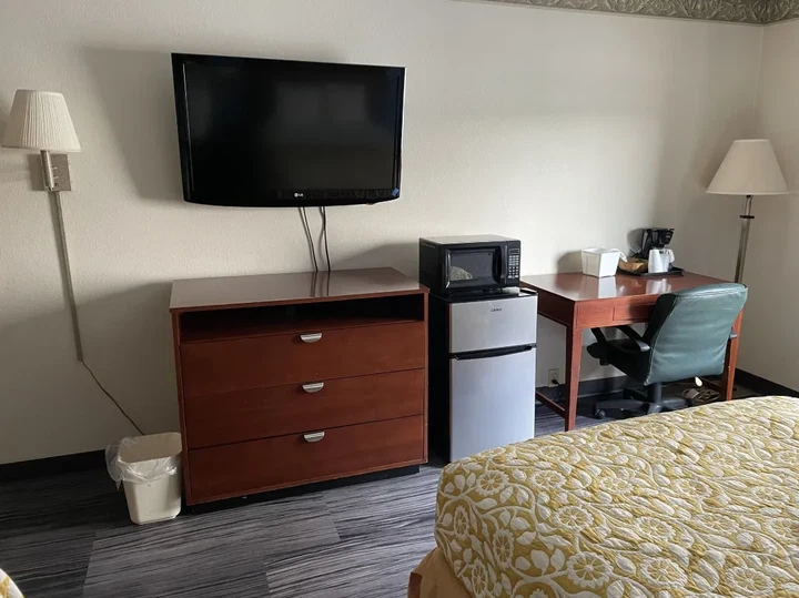 Royal Inn & Suites - Akron, OH