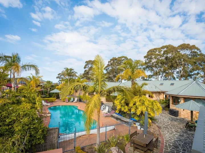Robyn's Nest Lakeside Resort - South Coast