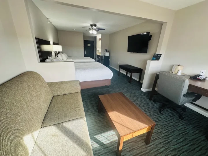 Bridgepointe Inn & Suites - Lincoln, NE