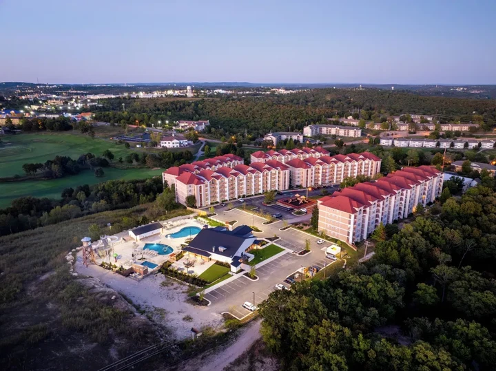 Grand Crowne Resort - Ridgedale, MO