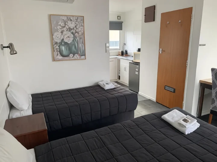 Brooklyne Motel Sanson - Bulls